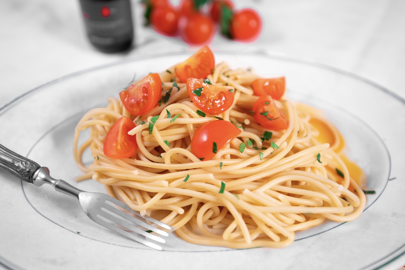 Spaghetti con erbe miste pomodorini e olio piccante 666