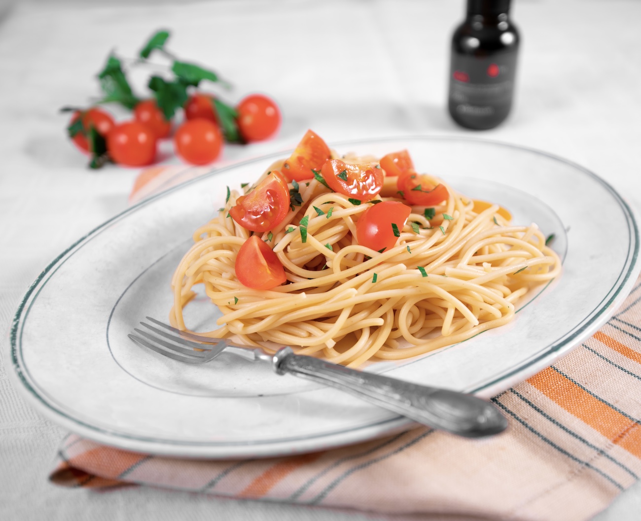 Spaghetti con erbe miste pomodorini e olio piccante 666